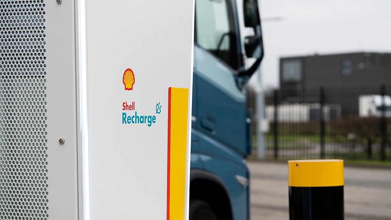 Privat- und Geschäftskunden von Shell Recharge, E-Auto-Fahrer, Nutzer ...